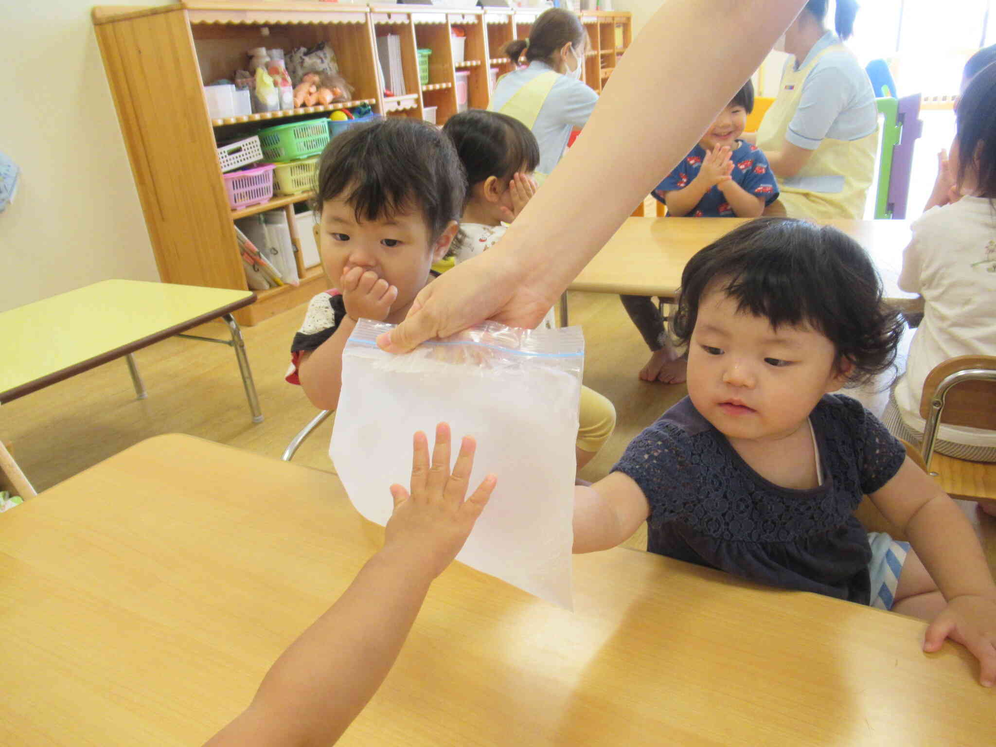氷遊び｜ニチイキッズうえき保育園｜ニチイキッズ